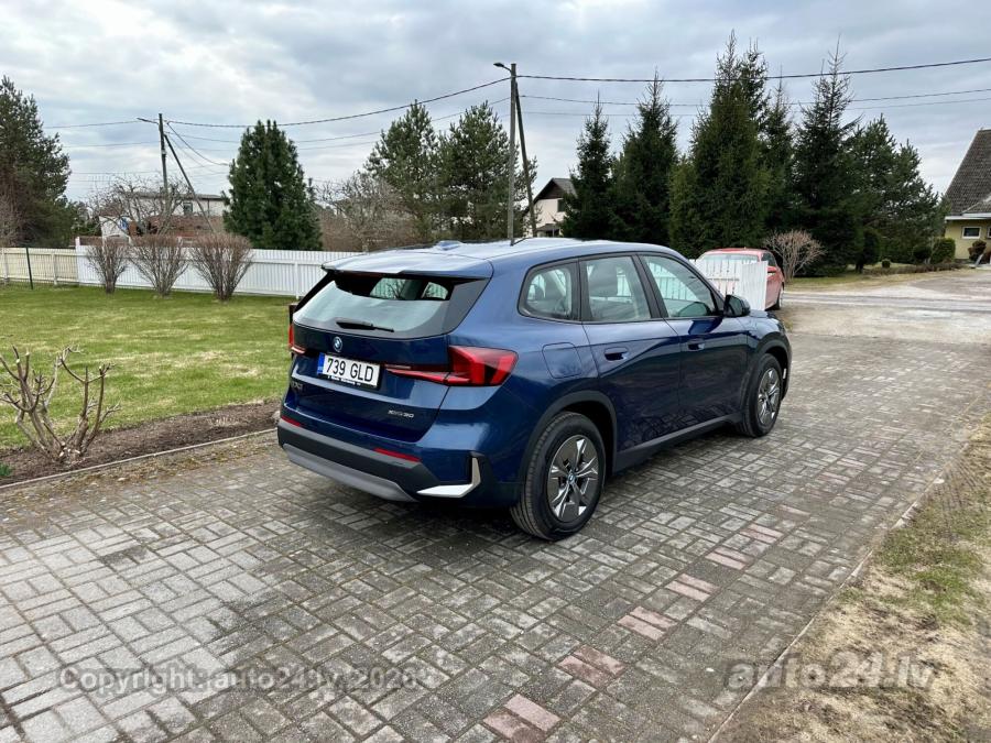 Zils BMW iX1 2023 Saku, ar dzinēja tilpumu 0.00 L un nobraukumu 15 tūkst. km par 42700 €, foto 5 vietnē AUTOMOTO.COM.LV