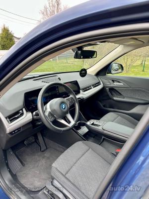Zils BMW iX1 2023 Saku, ar dzinēja tilpumu 0.00 L un nobraukumu 15 tūkst. km par 42700 €, foto 7 vietnē AUTOMOTO.COM.LV