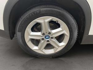 Balts BMW iX1 2023 Viļņa, ar dzinēja tilpumu 0.00 L un nobraukumu 145 tūkst. km par 26015 €, foto 23 vietnē AUTOMOTO.COM.LV