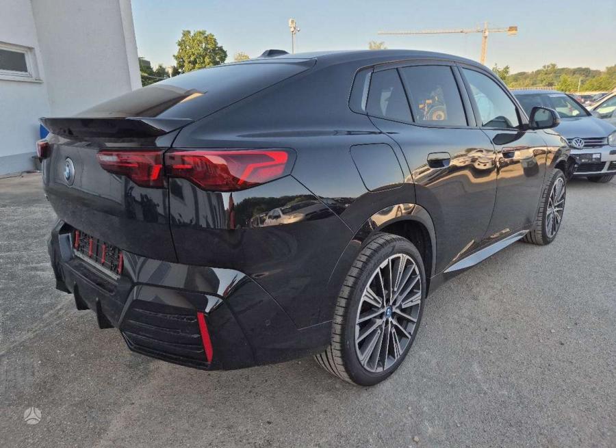 Melns BMW iX2 2025 Klaipėda, ar dzinēja tilpumu 0.00 L un nobraukumu 32 tūkst. km par 12600 €, foto 1 vietnē AUTOMOTO.COM.LV
