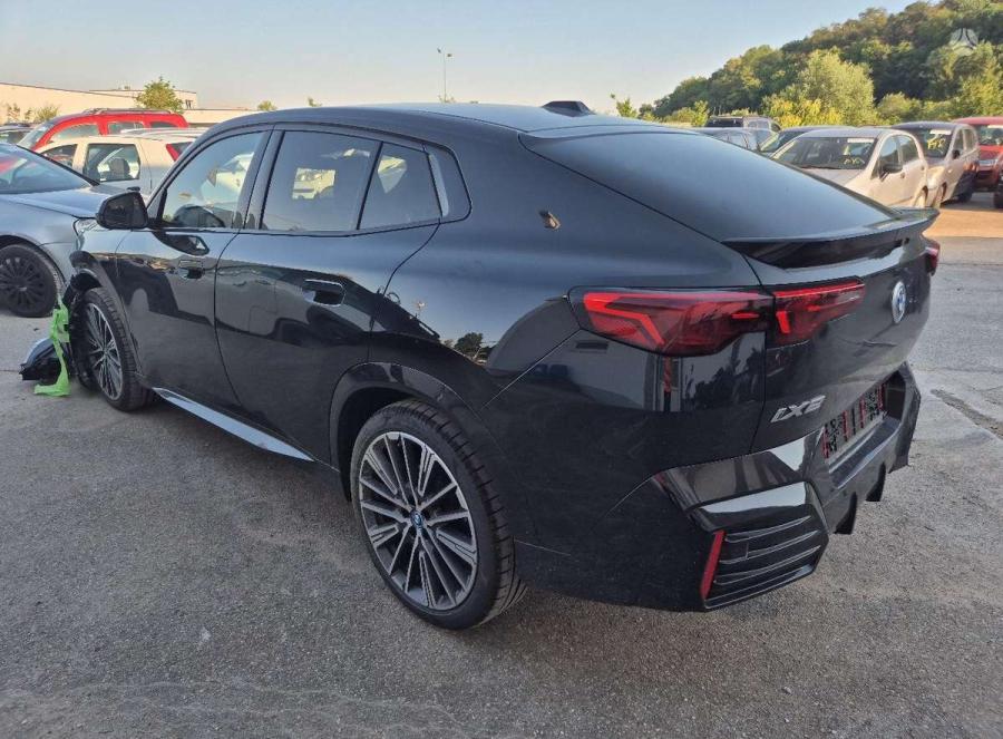 Melns BMW iX2 2025 Klaipėda, ar dzinēja tilpumu 0.00 L un nobraukumu 32 tūkst. km par 12600 €, foto 4 vietnē AUTOMOTO.COM.LV