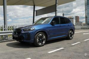 Zils BMW iX3 2022 Viļņa, ar dzinēja tilpumu 0.00 L un nobraukumu 102 tūkst. km par 30650 €, foto  vietnē AUTOMOTO.COM.LV