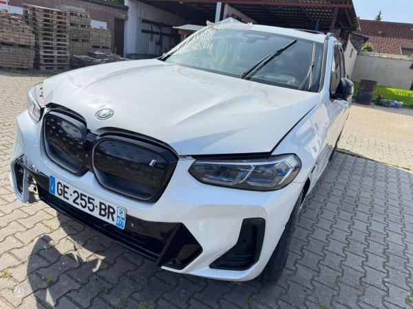 Balts BMW iX3 2022 Kauņa, ar dzinēja tilpumu 0.00 L un nobraukumu 40 tūkst. km par 18900 €, foto 1 vietnē AUTOMOTO.COM.LV