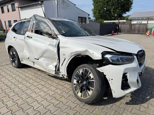 Balts BMW iX3 2022 Kauņa, ar dzinēja tilpumu 0.00 L un nobraukumu 40 tūkst. km par 18900 €, foto 5 vietnē AUTOMOTO.COM.LV