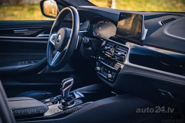 White BMW M-series 2019 in Riga, with an engine capacity of 4.40 L and mileage of 41 thousand km for 64990 €, photo 10 on AUTOMOTO.COM.LV