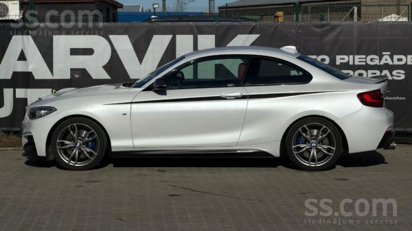 White BMW M2 2015 in Liepaja, with an engine capacity of 3.00 L and mileage of 139 thousand km for 22350 €, photo 8 on AUTOMOTO.COM.LV