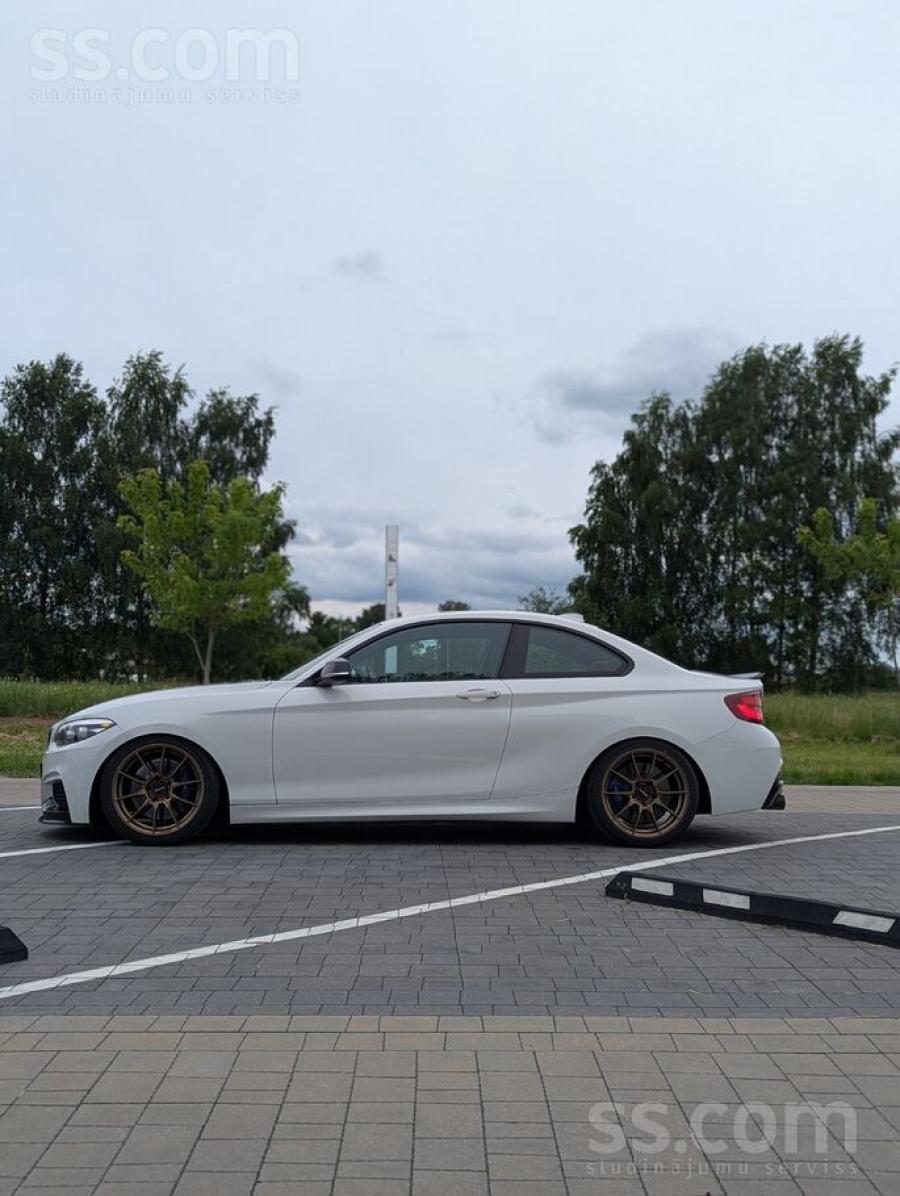 White BMW M2 2018 in Riga, with an engine capacity of 3.00 L and mileage of 155 thousand km for 27500 €, photo 3 on AUTOMOTO.COM.LV