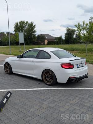 White BMW M2 2018 in Riga, with an engine capacity of 3.00 L and mileage of 155 thousand km for 27500 €, photo 4 on AUTOMOTO.COM.LV