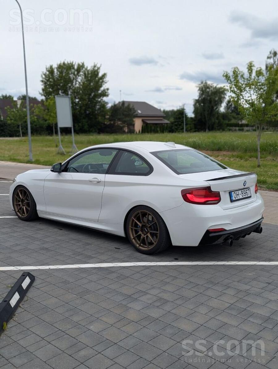 White BMW M2 2018 in Riga, with an engine capacity of 3.00 L and mileage of 155 thousand km for 27500 €, photo 4 on AUTOMOTO.COM.LV