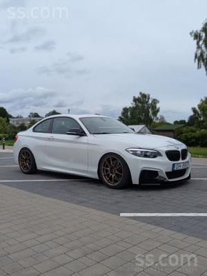 White BMW M2 2018 in Riga, with an engine capacity of 3.00 L and mileage of 155 thousand km for 27500 €, photo 5 on AUTOMOTO.COM.LV