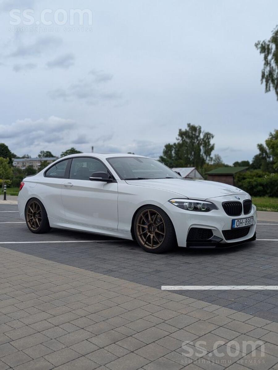 White BMW M2 2018 in Riga, with an engine capacity of 3.00 L and mileage of 155 thousand km for 27500 €, photo 5 on AUTOMOTO.COM.LV