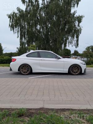 White BMW M2 2018 in Riga, with an engine capacity of 3.00 L and mileage of 155 thousand km for 27500 €, photo 6 on AUTOMOTO.COM.LV