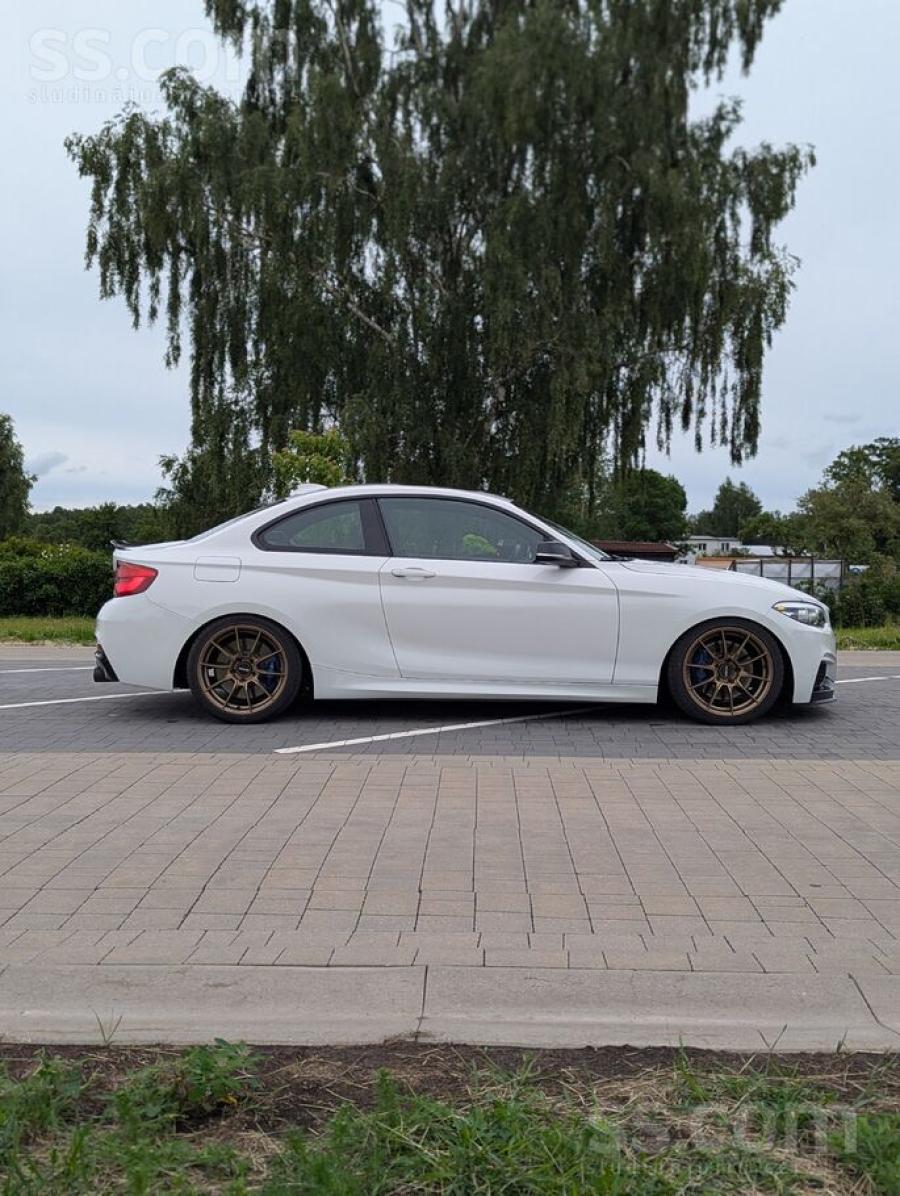White BMW M2 2018 in Riga, with an engine capacity of 3.00 L and mileage of 155 thousand km for 27500 €, photo 6 on AUTOMOTO.COM.LV