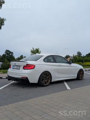 White BMW M2 2018 in Riga, with an engine capacity of 3.00 L and mileage of 155 thousand km for 27500 €, photo 7 on AUTOMOTO.COM.LV