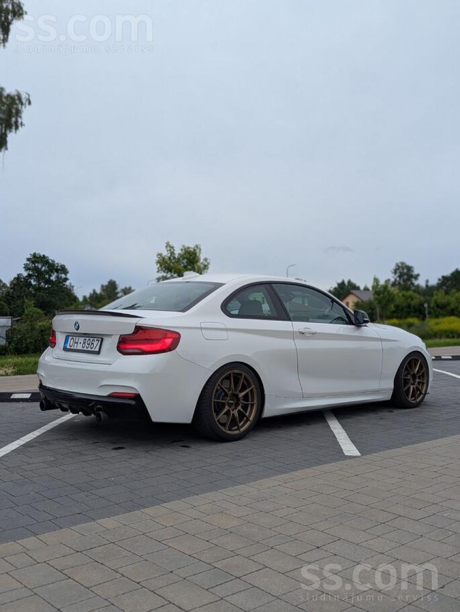White BMW M2 2018 in Riga, with an engine capacity of 3.00 L and mileage of 155 thousand km for 27500 €, photo 7 on AUTOMOTO.COM.LV