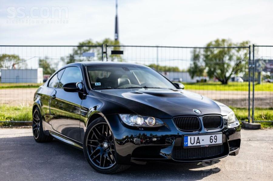 Black BMW M3 2008 in Riga, with an engine capacity of 4.00 L and mileage of 245 thousand km for 27990 €, photo 2 on AUTOMOTO.COM.LV