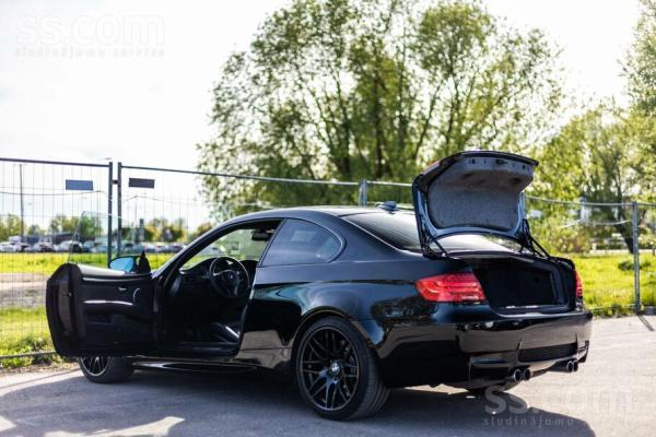 Black BMW M3 2008 in Riga, with an engine capacity of 4.00 L and mileage of 245 thousand km for 27990 €, photo 9 on AUTOMOTO.COM.LV