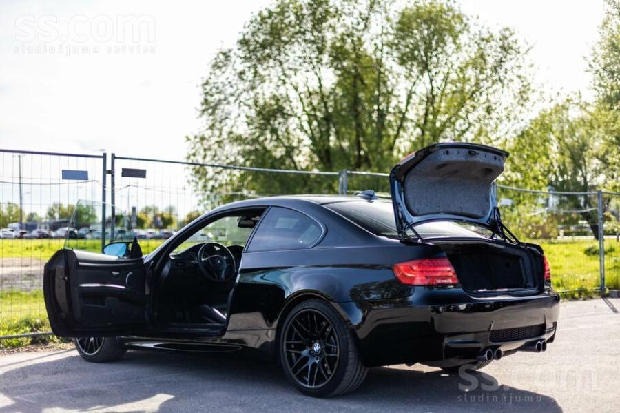 Black BMW M3 2008 in Riga, with an engine capacity of 4.00 L and mileage of 245 thousand km for 27990 €, photo 9 on AUTOMOTO.COM.LV