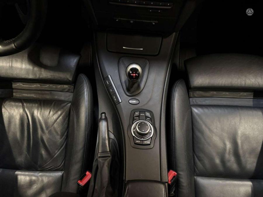 Black BMW M3 2008 in Vilnius, with an engine capacity of 4.00 L and mileage of 128 thousand km for 36500 €, photo 24 on AUTOMOTO.COM.LV