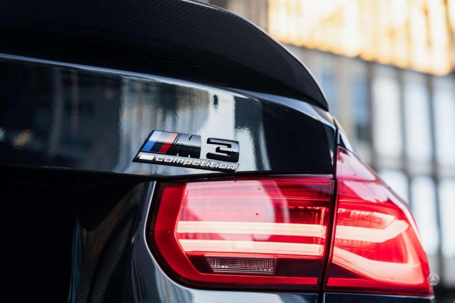 Black BMW M3 2018 in Vilnius, with an engine capacity of 2.98 L and mileage of 114 thousand km for 45990 €, photo 8 on AUTOMOTO.COM.LV