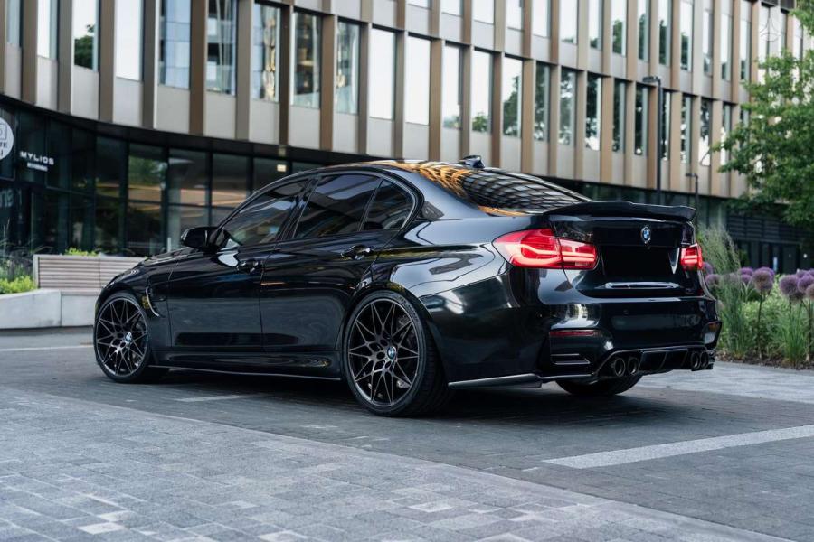 Black BMW M3 2018 in Vilnius, with an engine capacity of 2.98 L and mileage of 114 thousand km for 45990 €, photo 9 on AUTOMOTO.COM.LV