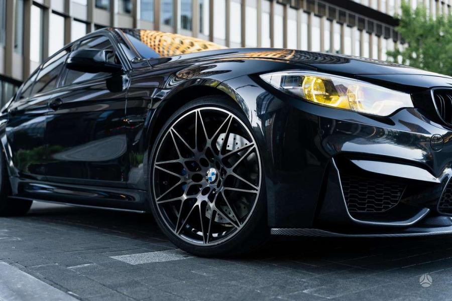 Black BMW M3 2018 in Vilnius, with an engine capacity of 2.98 L and mileage of 114 thousand km for 45990 €, photo 18 on AUTOMOTO.COM.LV