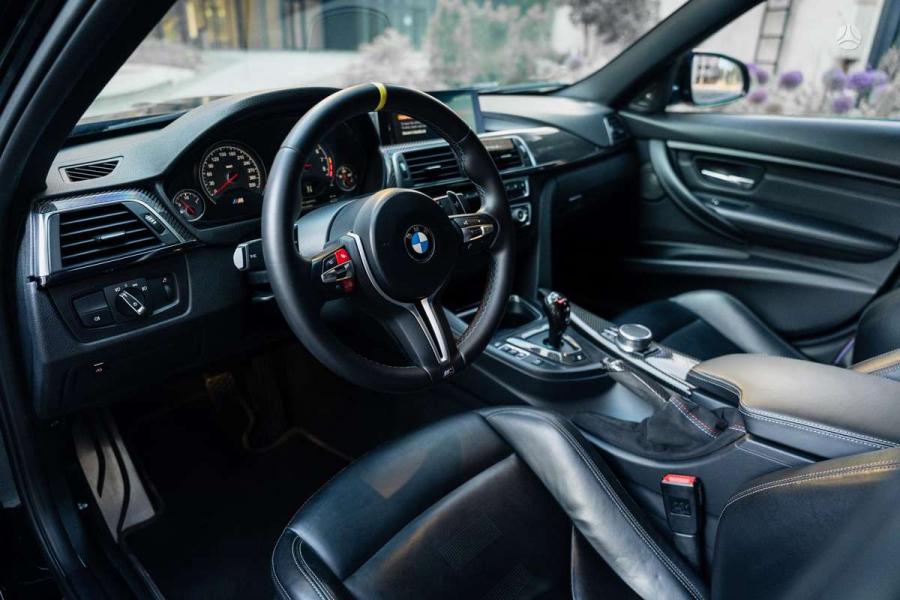 Black BMW M3 2018 in Vilnius, with an engine capacity of 2.98 L and mileage of 114 thousand km for 45990 €, photo 22 on AUTOMOTO.COM.LV