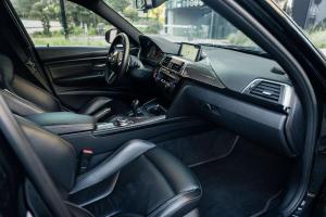 Black BMW M3 2018 in Vilnius, with an engine capacity of 2.98 L and mileage of 114 thousand km for 45990 €, photo 24 on AUTOMOTO.COM.LV