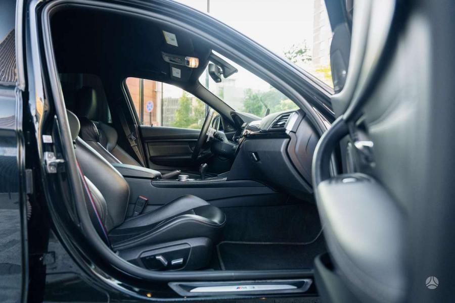 Black BMW M3 2018 in Vilnius, with an engine capacity of 2.98 L and mileage of 114 thousand km for 45990 €, photo 25 on AUTOMOTO.COM.LV