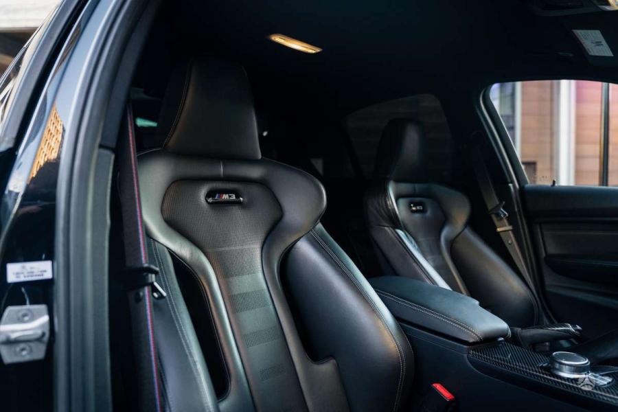 Black BMW M3 2018 in Vilnius, with an engine capacity of 2.98 L and mileage of 114 thousand km for 45990 €, photo 26 on AUTOMOTO.COM.LV