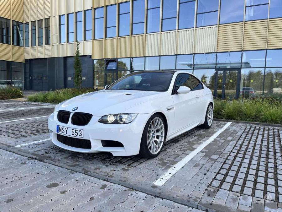 Balts BMW M3 2009 Viļņa, ar dzinēja tilpumu 4.00 L un nobraukumu 137 tūkst. km par 35000 €, foto 5 vietnē AUTOMOTO.COM.LV