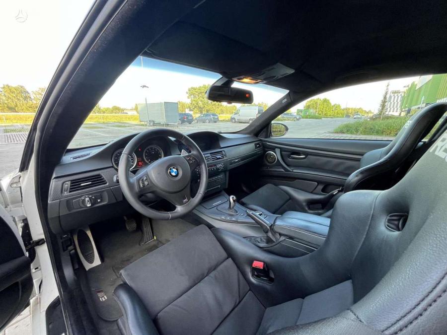 Balts BMW M3 2009 Viļņa, ar dzinēja tilpumu 4.00 L un nobraukumu 137 tūkst. km par 35000 €, foto 14 vietnē AUTOMOTO.COM.LV