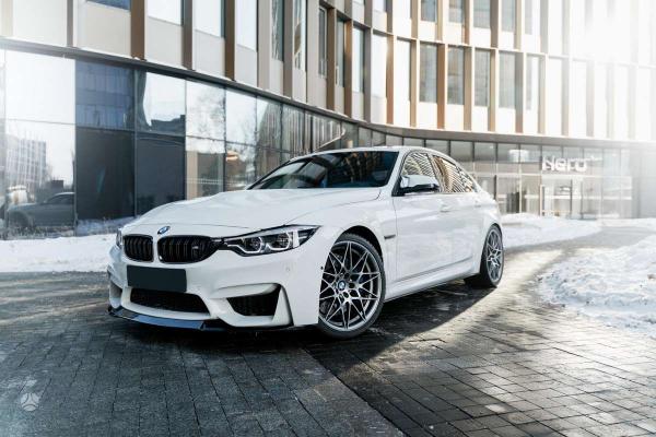 White BMW M3 2018 in Vilnius, with an engine capacity of 2.98 L and mileage of 99 thousand km for 44990 €, photo 1 on AUTOMOTO.COM.LV