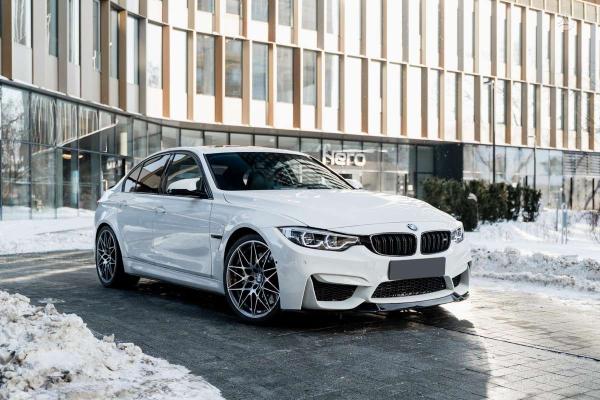 White BMW M3 2018 in Vilnius, with an engine capacity of 2.98 L and mileage of 99 thousand km for 44990 €, photo 3 on AUTOMOTO.COM.LV