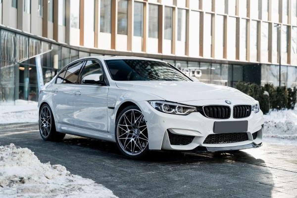 White BMW M3 2018 in Vilnius, with an engine capacity of 2.98 L and mileage of 99 thousand km for 44990 €, photo 4 on AUTOMOTO.COM.LV
