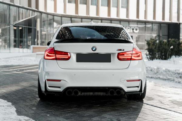 White BMW M3 2018 in Vilnius, with an engine capacity of 2.98 L and mileage of 99 thousand km for 44990 €, photo 10 on AUTOMOTO.COM.LV