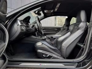 Black BMW M4 2020 in Riga, with an engine capacity of 3.00 L and mileage of 61 thousand km for 54000 €, photo 12 on AUTOMOTO.COM.LV