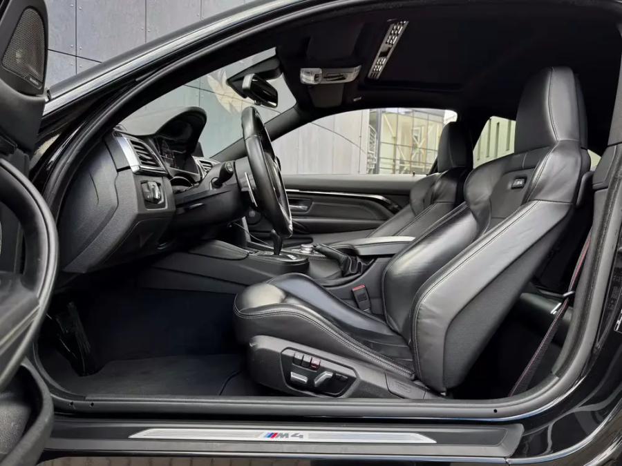 Black BMW M4 2020 in Riga, with an engine capacity of 3.00 L and mileage of 61 thousand km for 54000 €, photo 12 on AUTOMOTO.COM.LV