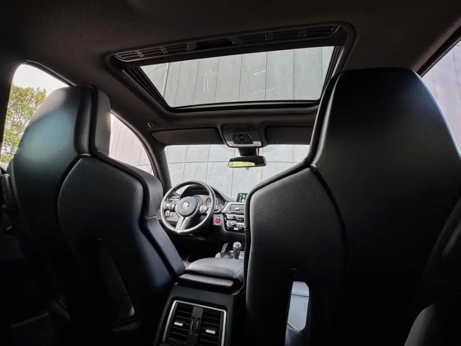 Black BMW M4 2020 in Riga, with an engine capacity of 3.00 L and mileage of 61 thousand km for 54000 €, photo 22 on AUTOMOTO.COM.LV