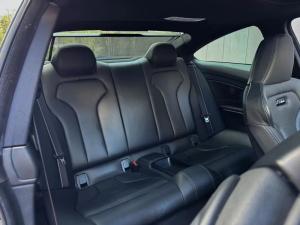 Black BMW M4 2020 in Riga, with an engine capacity of 3.00 L and mileage of 61 thousand km for 54000 €, photo 28 on AUTOMOTO.COM.LV