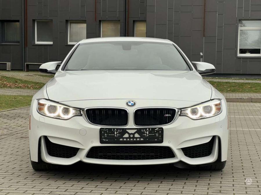 White BMW M4 2016 in Taurage, with an engine capacity of 3.00 L and mileage of 100 thousand km for 37500 €, photo 3 on AUTOMOTO.COM.LV