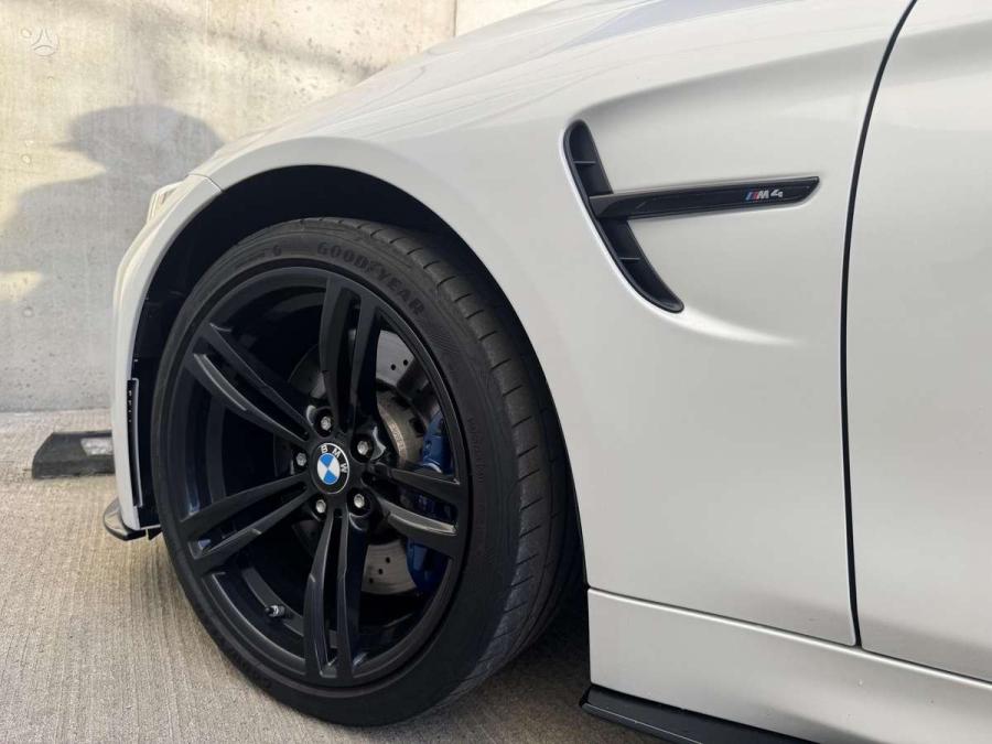White BMW M4 2015 in Vilnius, with an engine capacity of 2.98 L and mileage of 108 thousand km for 34000 €, photo 11 on AUTOMOTO.COM.LV