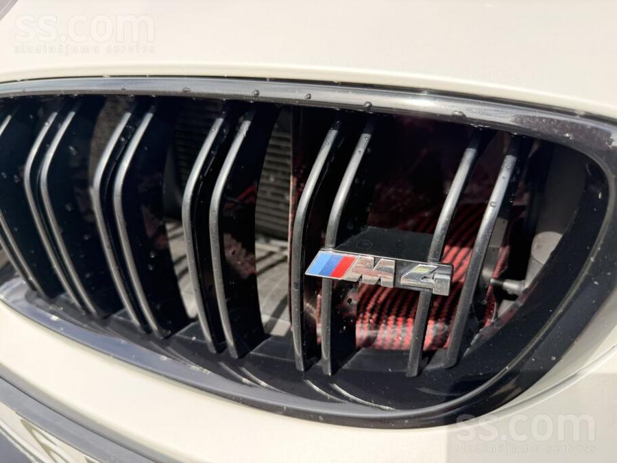 White BMW M4 2016 in Riga, with an engine capacity of 3.00 L and mileage of 100 thousand km for 43500 €, photo 23 on AUTOMOTO.COM.LV
