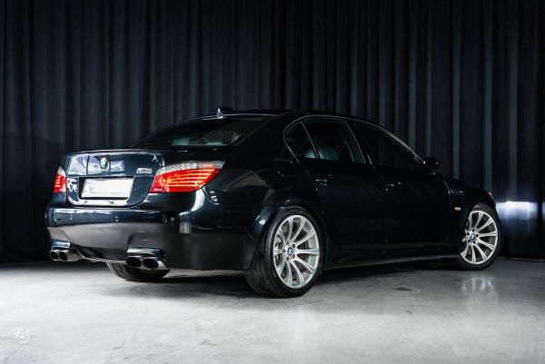 Melns BMW M5 2006 Viļņa, ar dzinēja tilpumu 5.00 L un nobraukumu 208 tūkst. km par 26999 €, foto 4 vietnē AUTOMOTO.COM.LV