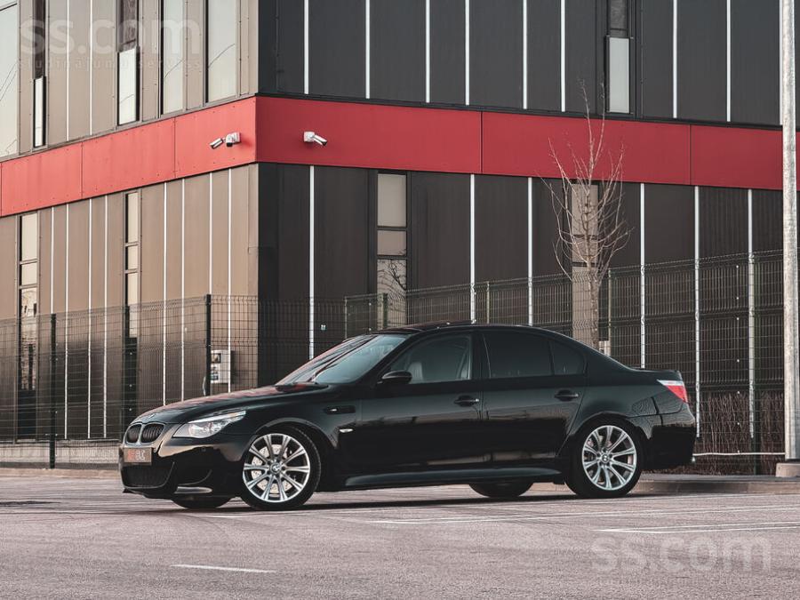 Black BMW M5 2008 in Riga, with an engine capacity of 5.00 L and mileage of 249 thousand km for 24900 €, photo 2 on AUTOMOTO.COM.LV