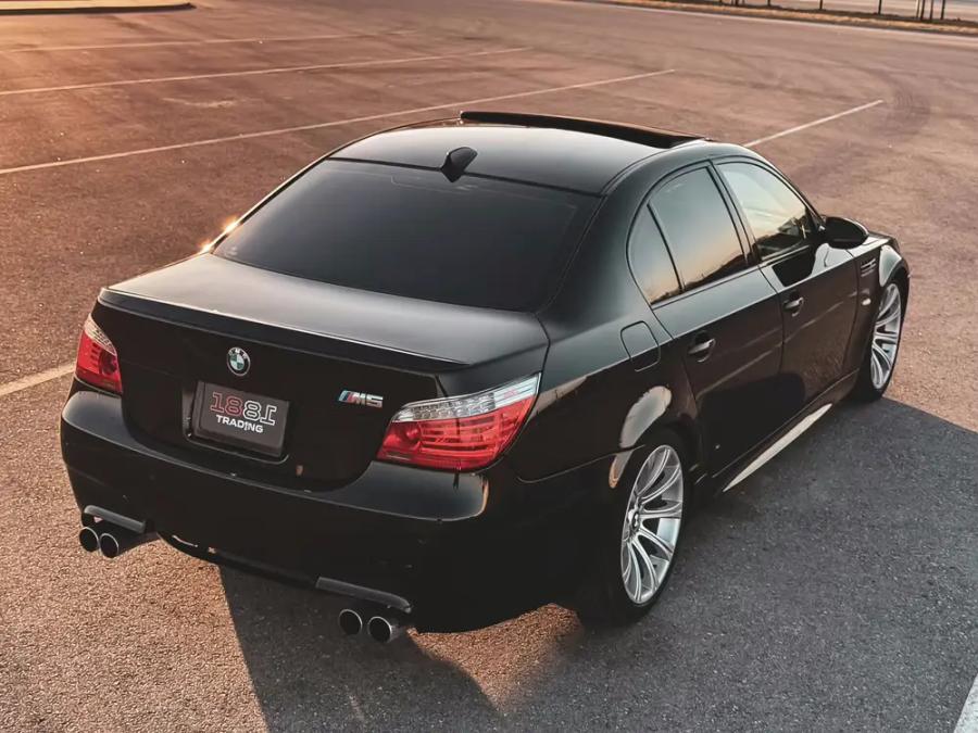 Black BMW M5 2008 in Riga, with an engine capacity of 5.00 L and mileage of 250 thousand km for 25000 €, photo 1 on AUTOMOTO.COM.LV