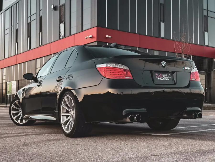 Black BMW M5 2008 in Riga, with an engine capacity of 5.00 L and mileage of 250 thousand km for 25000 €, photo 5 on AUTOMOTO.COM.LV