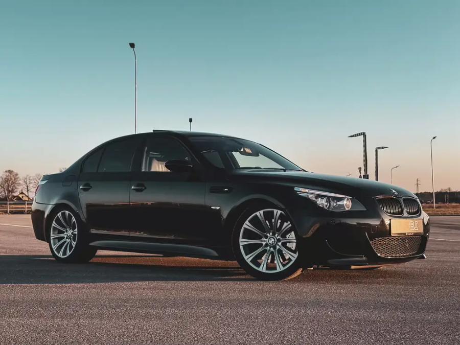 Black BMW M5 2008 in Riga, with an engine capacity of 5.00 L and mileage of 250 thousand km for 25000 €, photo 6 on AUTOMOTO.COM.LV