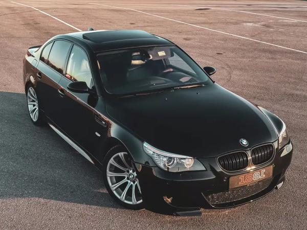 Black BMW M5 2008 in Riga, with an engine capacity of 5.00 L and mileage of 250 thousand km for 25000 €, photo 6 on AUTOMOTO.COM.LV