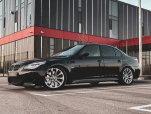 Black BMW M5 2008 in Riga, with an engine capacity of 5.00 L and mileage of 250 thousand km for 25000 €, photo 8 on AUTOMOTO.COM.LV